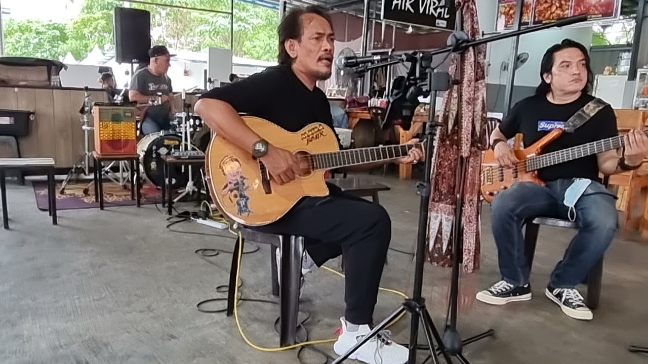 Aris Ariwatan mendengdangkan lagu lamunan terhenti , bersorak penonton ...