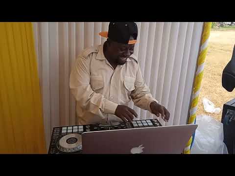 Dj mwenye makeke kuliko madj wote Brother K apewa tuzo kwa shangwe sana........