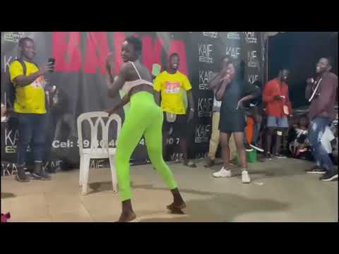 Elle se lâche sur scène