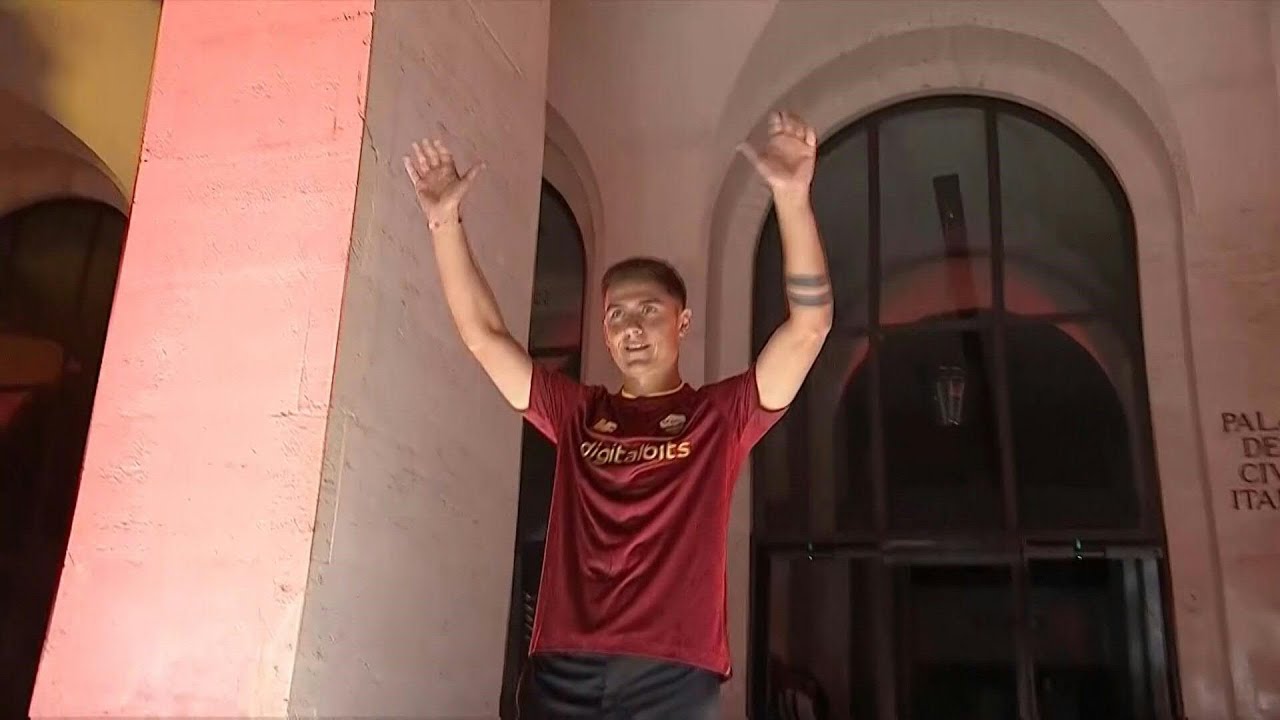 Paulo Dybala receives superstar welcome from AS Roma fans | AFP - YouTube
