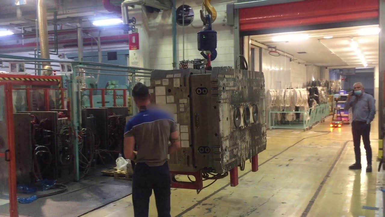 The evo20c Automatic Hook lifting a Plastic Injection Mould | Smart ...