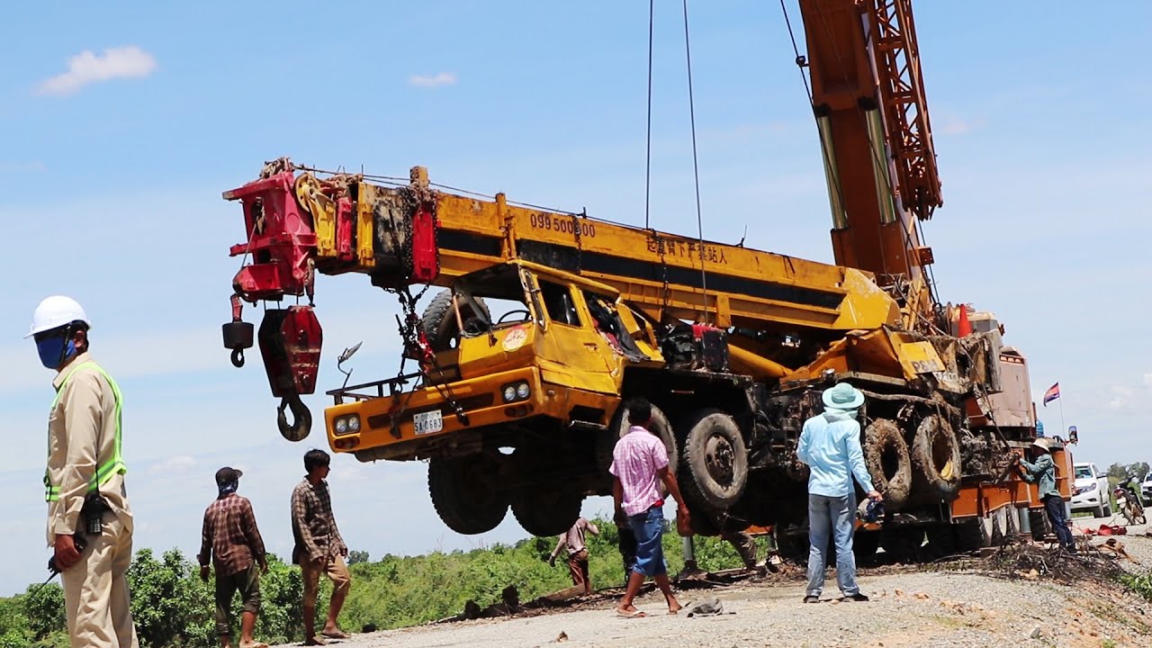 50TON Heavy Crane truck collapse Accident and Recovery by two other ...