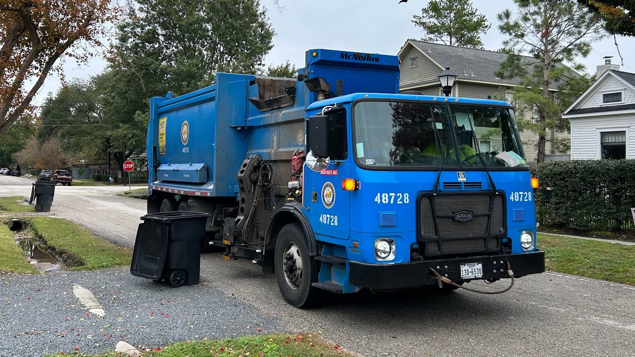 Autocar ACX McNeilus autoreach on trash 48728 - YouTube