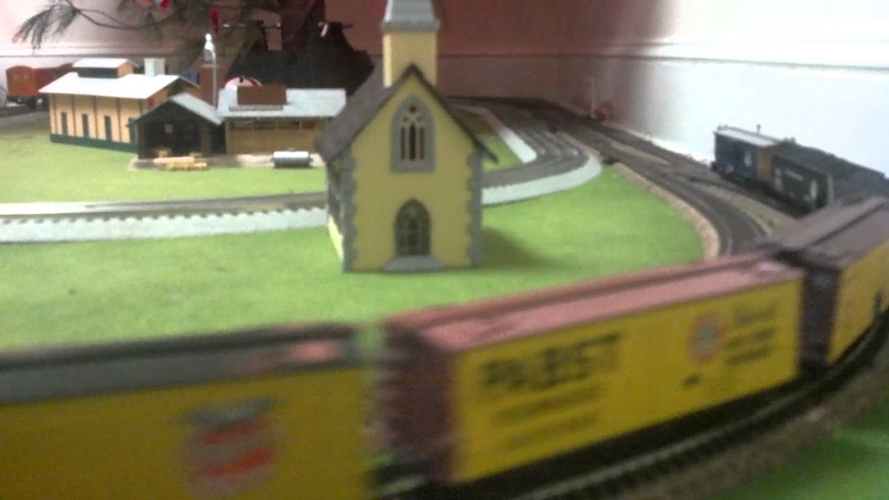 HO trains - small B&O layout under the tree. - YouTube