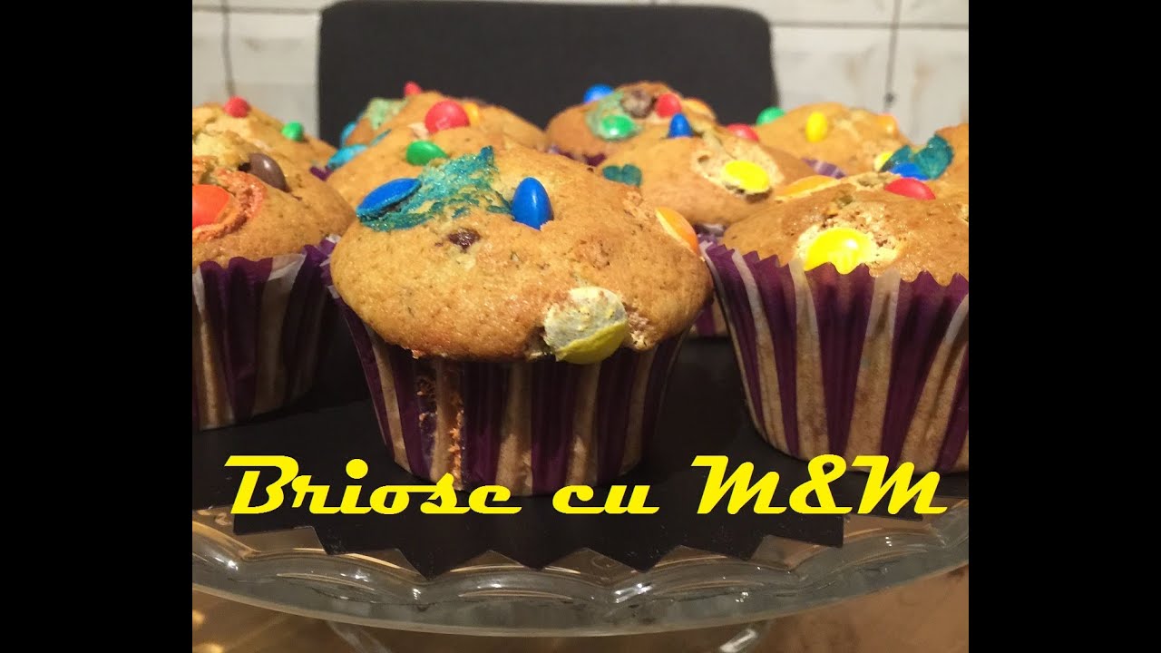 Brioșe cu bomboane M&M/ M&M Candy Muffins Recipe - CristineCuisine ...