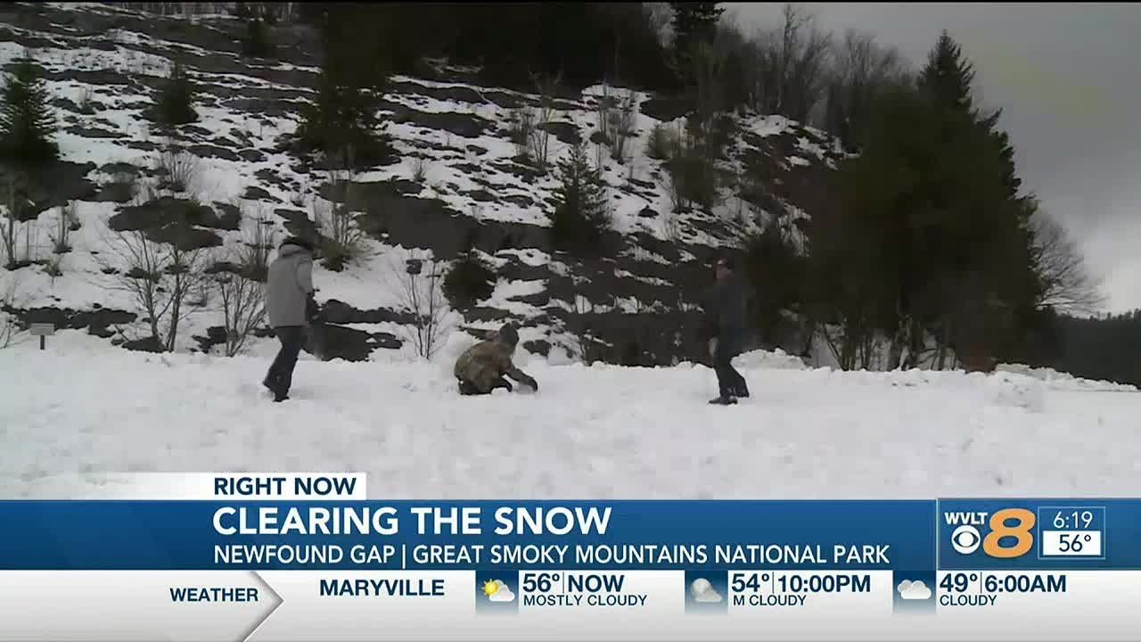 Families enjoy nearly foot of snow at Newfound Gap - YouTube