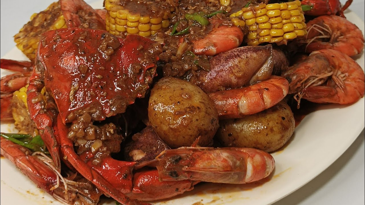 Seafood boil na pang Boodle Fight with Cajun Garlic Butter Sauce - YouTube