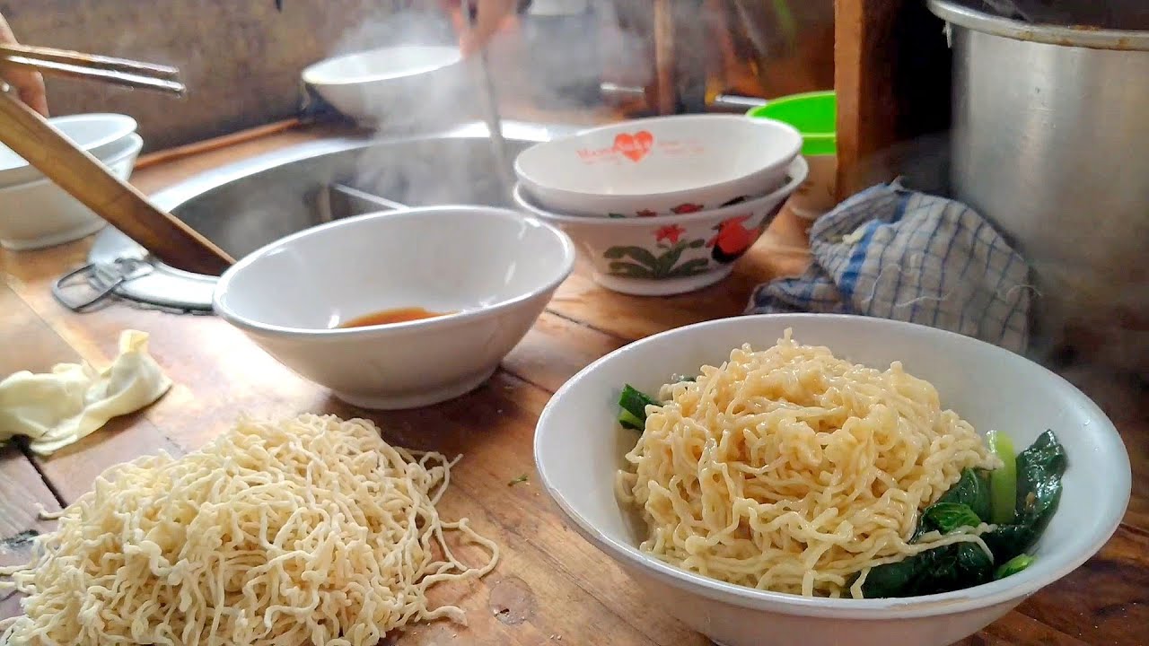 MIE AYAM LEBAR GEROBAKAN - ASMR INDONESIAN CHICKEN NOODLE STREET FOOD ...
