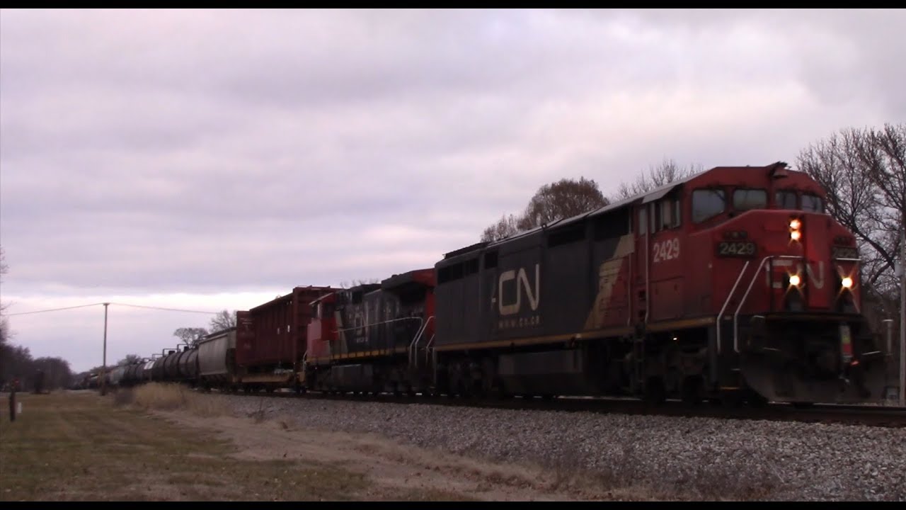 CN 2429 & 2517 lead CN A432 in Central City, IL - Dec. 28, 2018 - YouTube