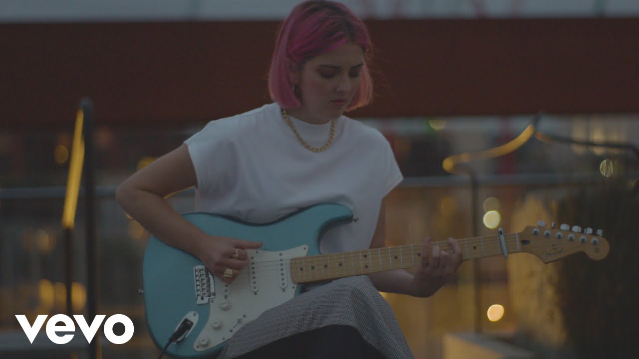 Emily Burns - My Town (Live) - YouTube