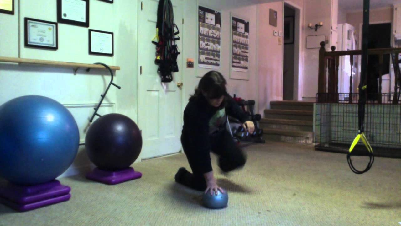 Half Kneeling Isometric Med Ball Rotation - YouTube
