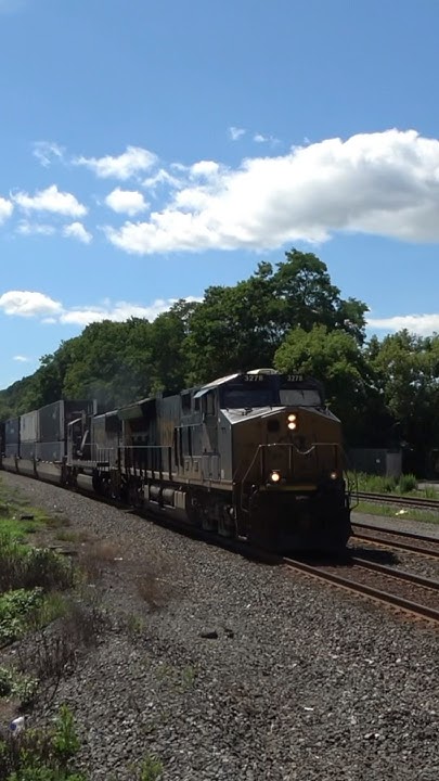 SD70Mac Trails on CSX Intermodal - YouTube