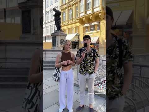 Mesut Can Eray kızlara kendisini öpdürdü