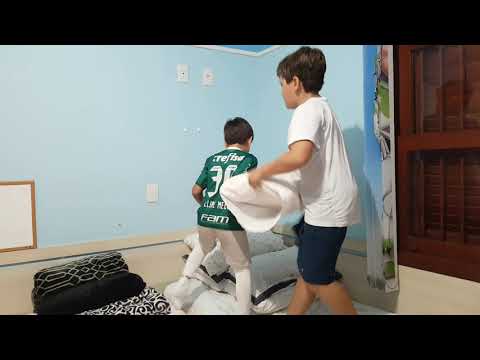 Luta na cama! Quase deu briga, mas irmãos são assim mesmo não é?! Espero que gostem