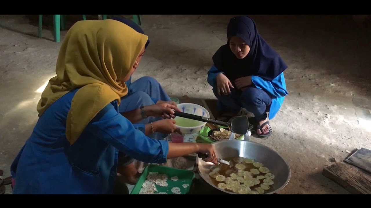 Pengabdian Masyarakat Kripik Tempe Pip'z - YouTube