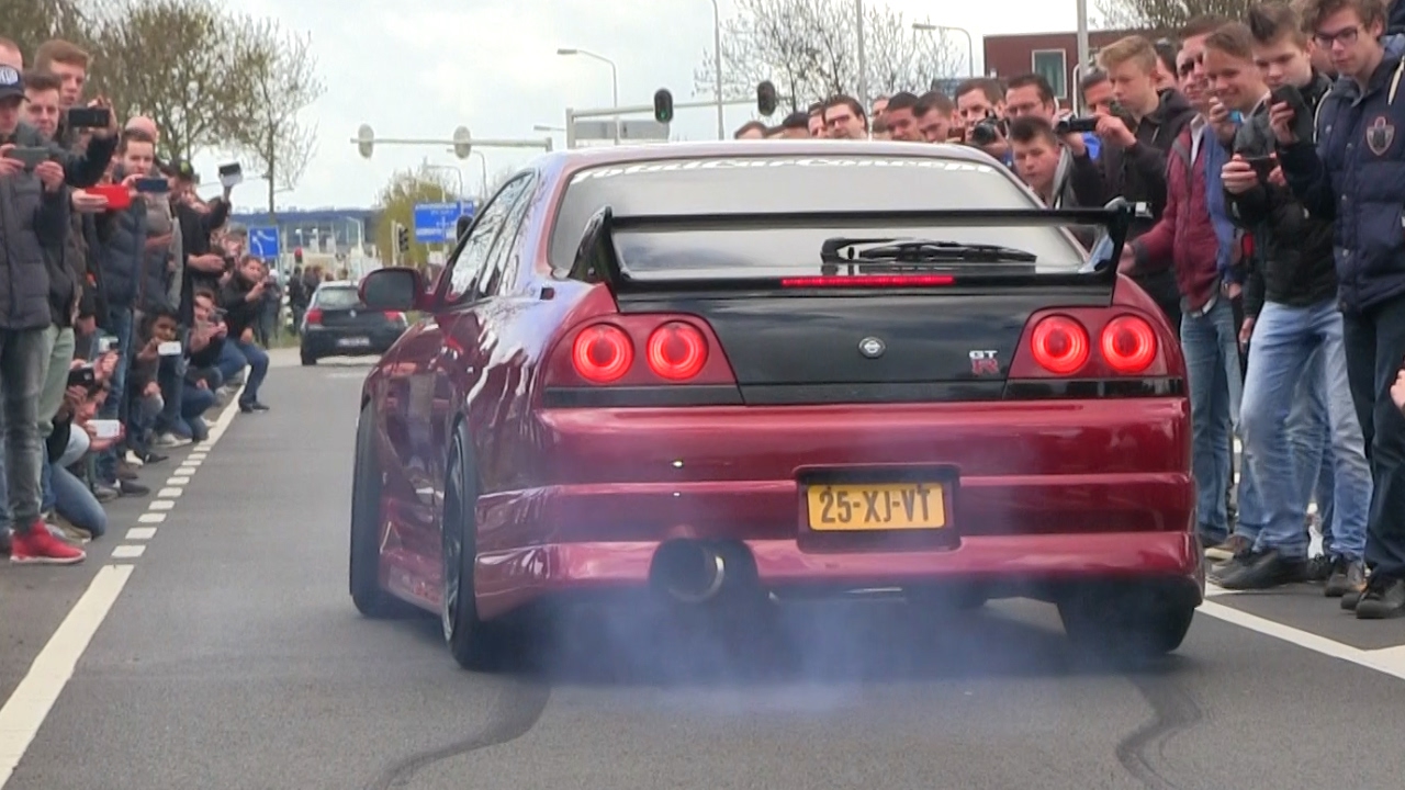 INSANE Nissan Skyline R33 GTS-T | CRAZY BURNOUTS + REVS!! - YouTube