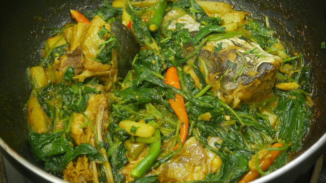 মাছের মাথা দিয়ে পালং শাক।মাছের মাথা আর পালং এর রেসিপি হলে সবাই ভাত ...