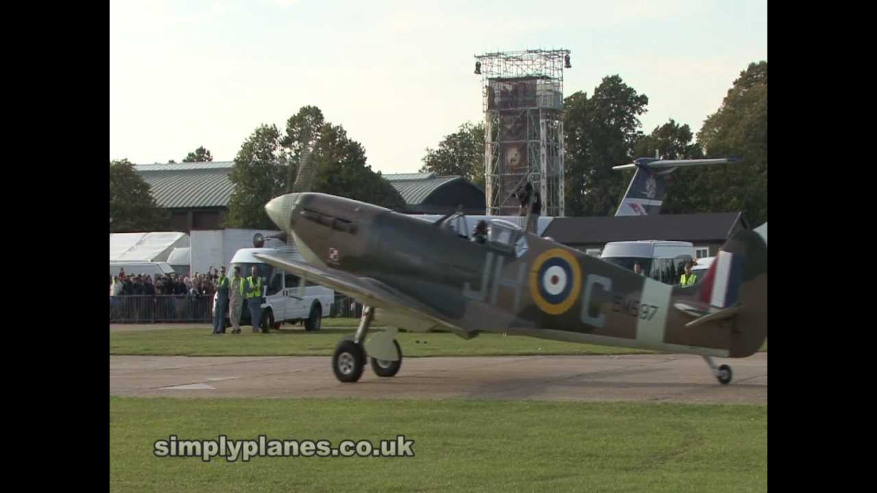 HD video - 16-ship Supermarine Spitfire formation flight at Duxford ...