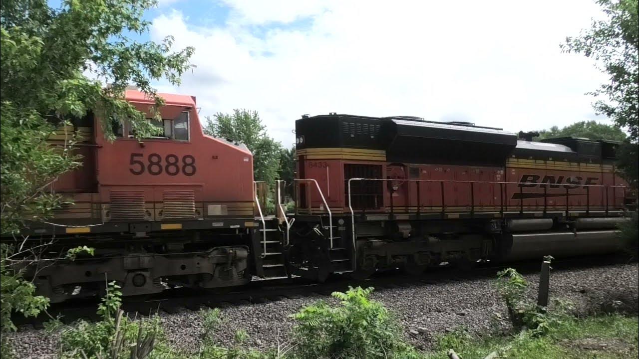 BNSF 8433 West in Wyanet, IL 6/28/21 - YouTube