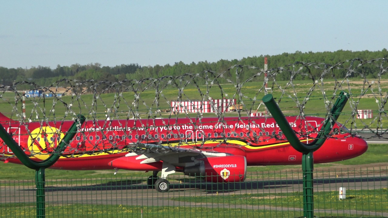 Red Devils Brussels Airlines Airbus takes off in Vilnius 4K video - YouTube