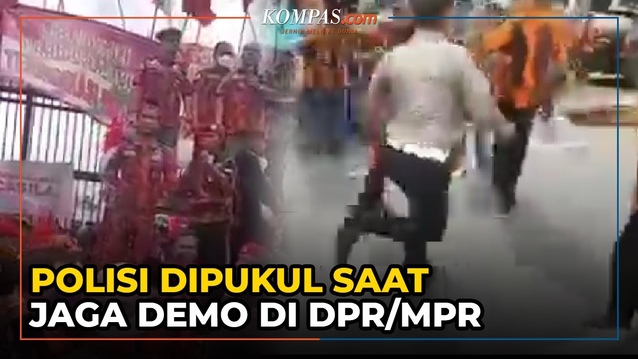 Anggota Polisi Dipukul Saat Jaga Demo Ormas di DPR/MPR - YouTube