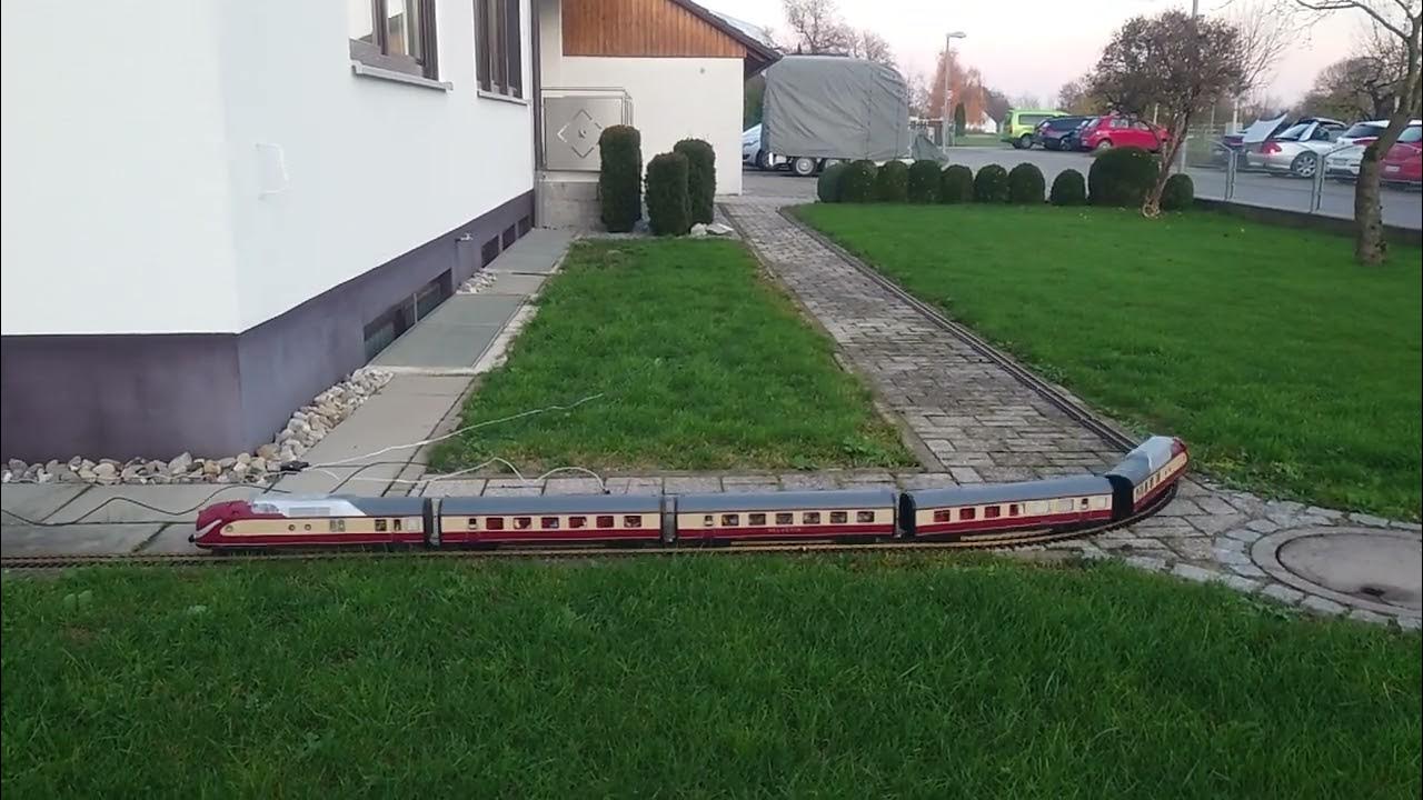 PIKO Garteneisenbahn 🚂 mit LGB 🚂 im Garten mit der Pendelautomaten zwischen zwei Haltepunkte ...