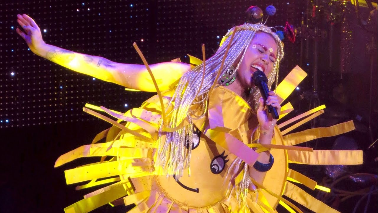 Miley Cyrus - 1 Sun Live The Milky Milky Milk Tour Detroit - YouTube