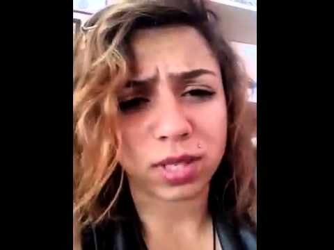 Çıtır telekız dükkanda müşteri bekliyor.