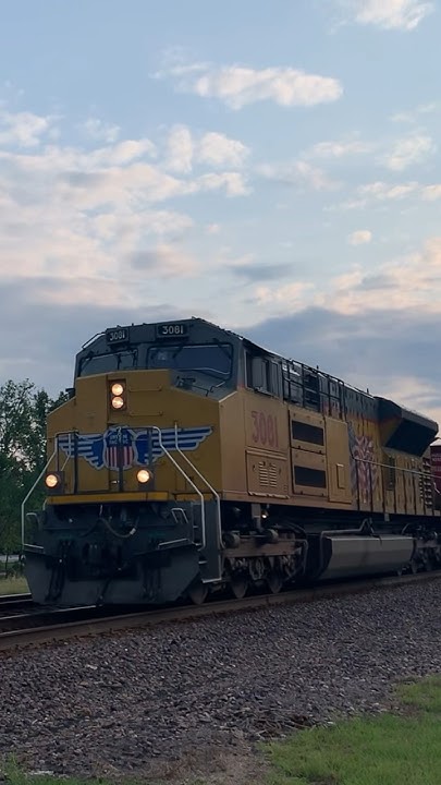 UP Tier 4 ACE leads a UP Rock Train - YouTube