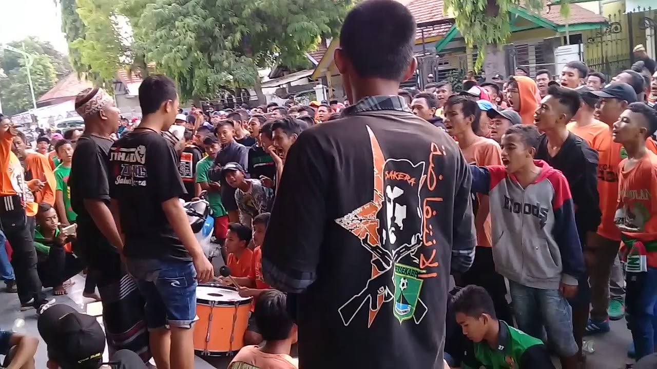 Sakera mania bergemuruh di depan stadion R sudarsono pogar bangil ...