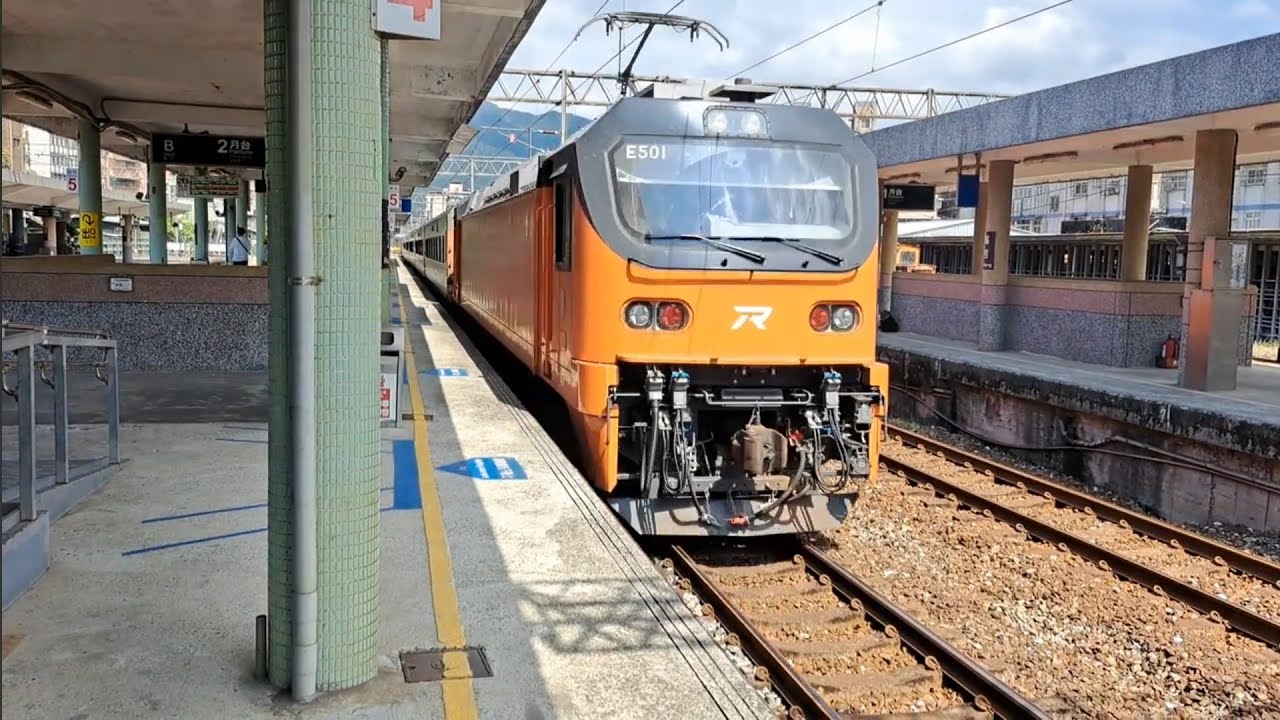 8778B次南澳發車經由北迴線開往七堵的E500型鳴日色金光牌E503電力機車頭+六節PP車廂(包含一節PP親子車廂)+E500型鳴日色金光牌E5031車王電力機車頭推拉式雙電頭試運轉列車 ...