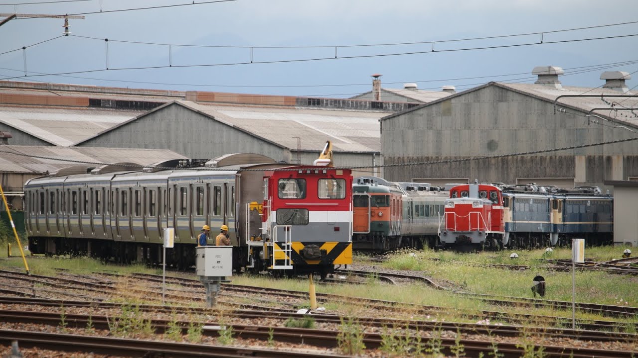 E217系クラY-27編成クハE217-27_サハE217-27_モハE217-27_モハE216-1027が解体線へ移動、EF64-1030出区―回送 長野総合車両センター - YouTube