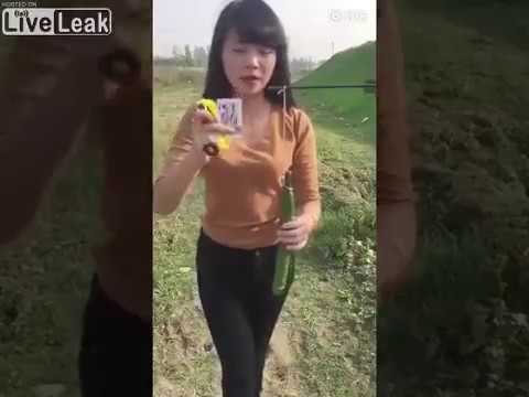 İskambil kağıdı ile salatalık biçen kız