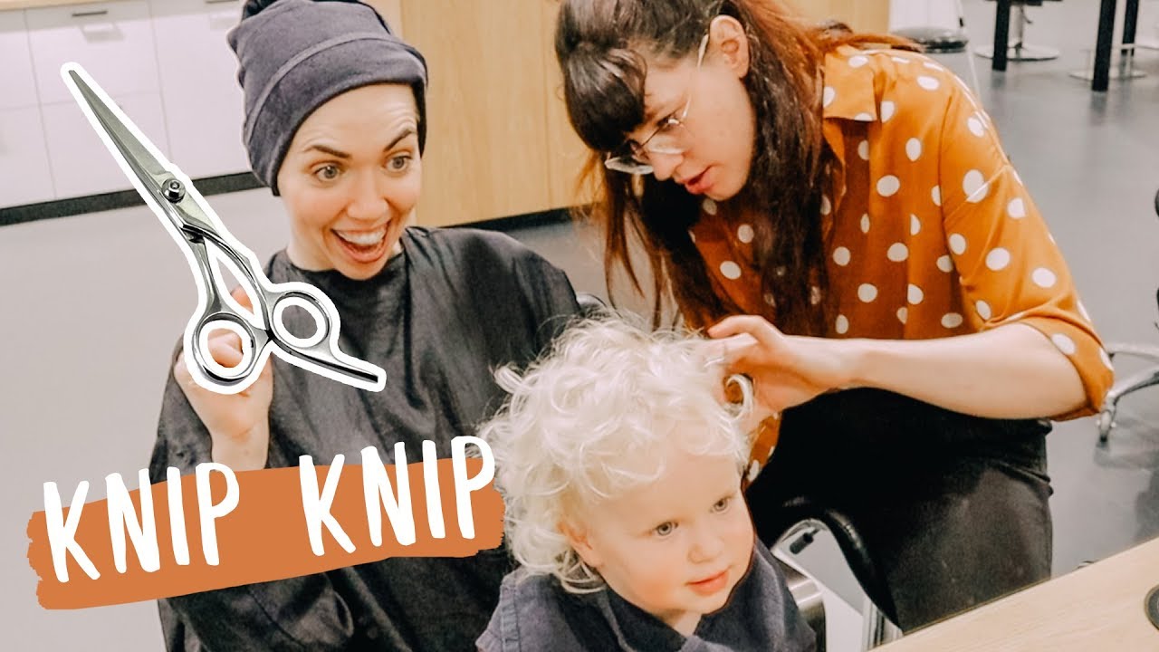 VOOR HET EERST NAAR DE KAPPER - YouTube