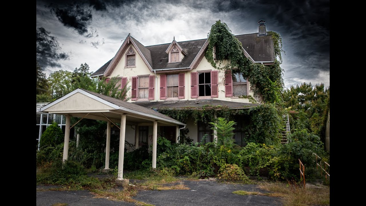 Exploring HAUNTED Abandoned Crier in the Country House - YouTube