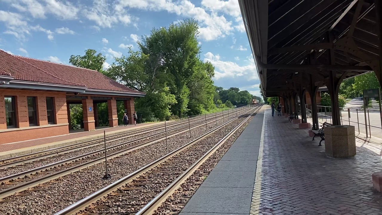 Inbound Metra 207 Arrives and Departs Riverside IL - YouTube