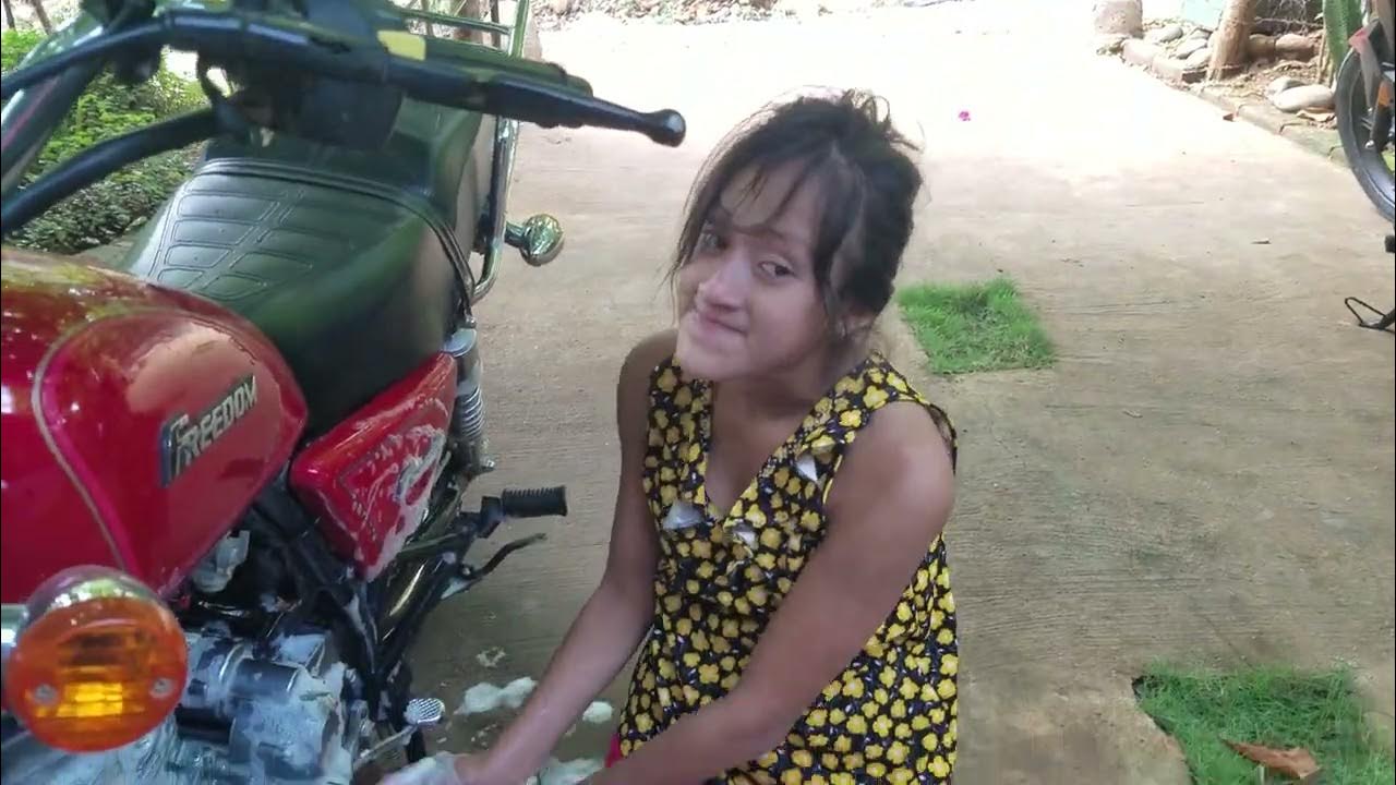 Chicas Salvadoreñas muestran sus habilidades al lavar las motos xd.(tutoriales). - YouTube