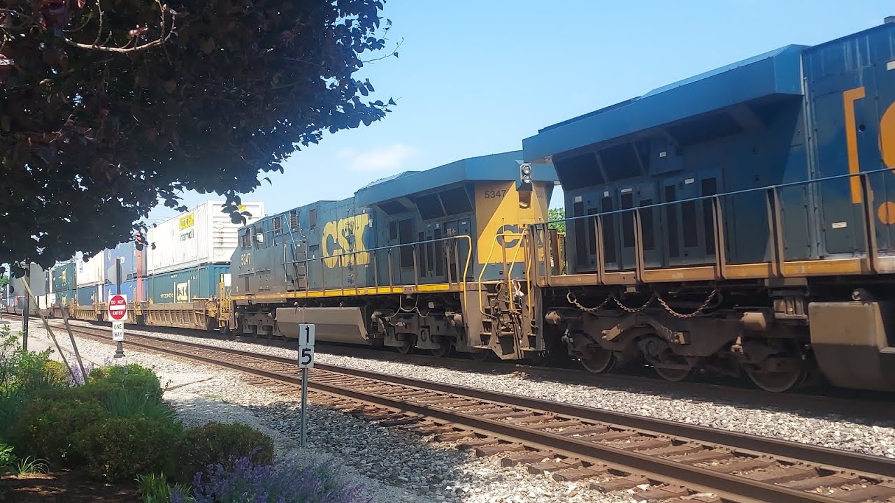 Southbound CSX I141 intermodal on track two with EOT DPU - YouTube