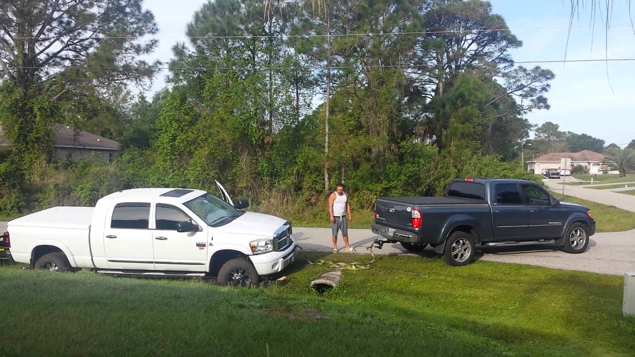 Tundra pulled 2500 dodge out - YouTube