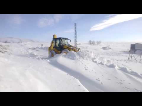 Kepçe ile karlı yol açma. Kepçe izle. Kepçe şov. 1 metre kar var