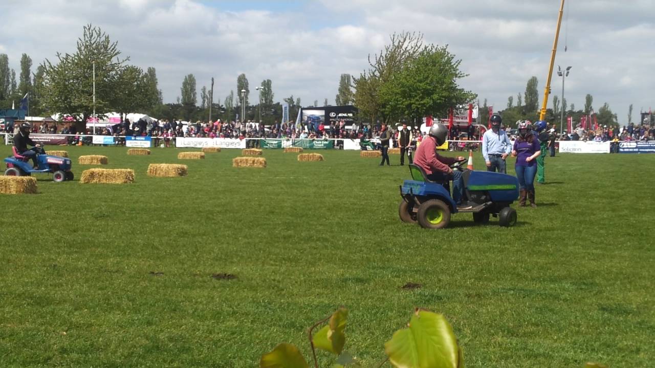 Lawn Mower Race at Newark County Show 2016 - YouTube