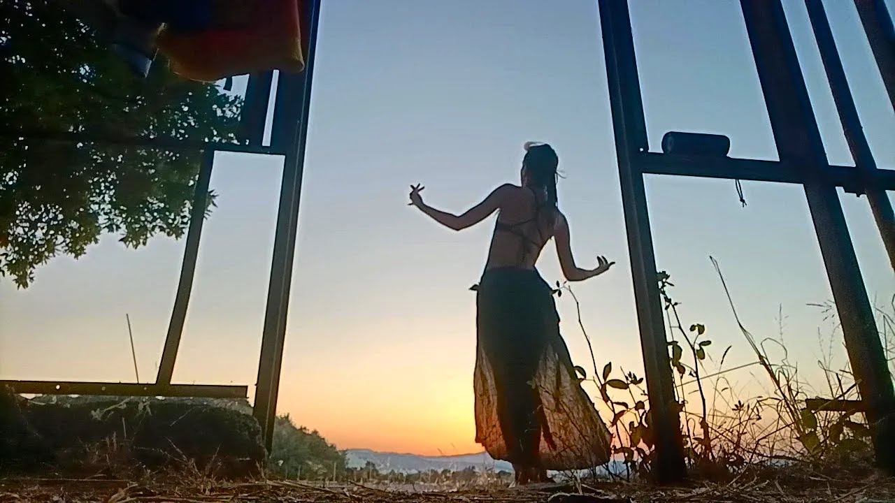 Myrkur - Dronning Ellisiv / Doğaçlama dans - YouTube