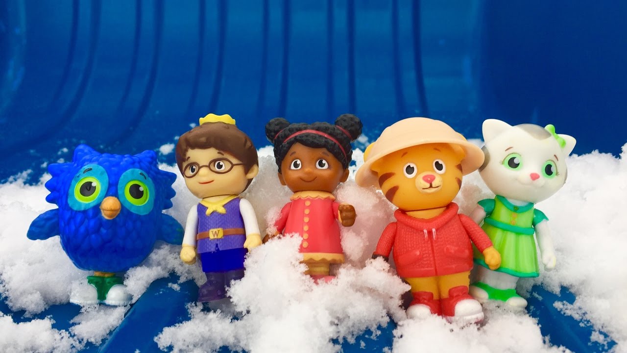 DANIEL TIGER Toys Snow Shoveling Fun! - YouTube