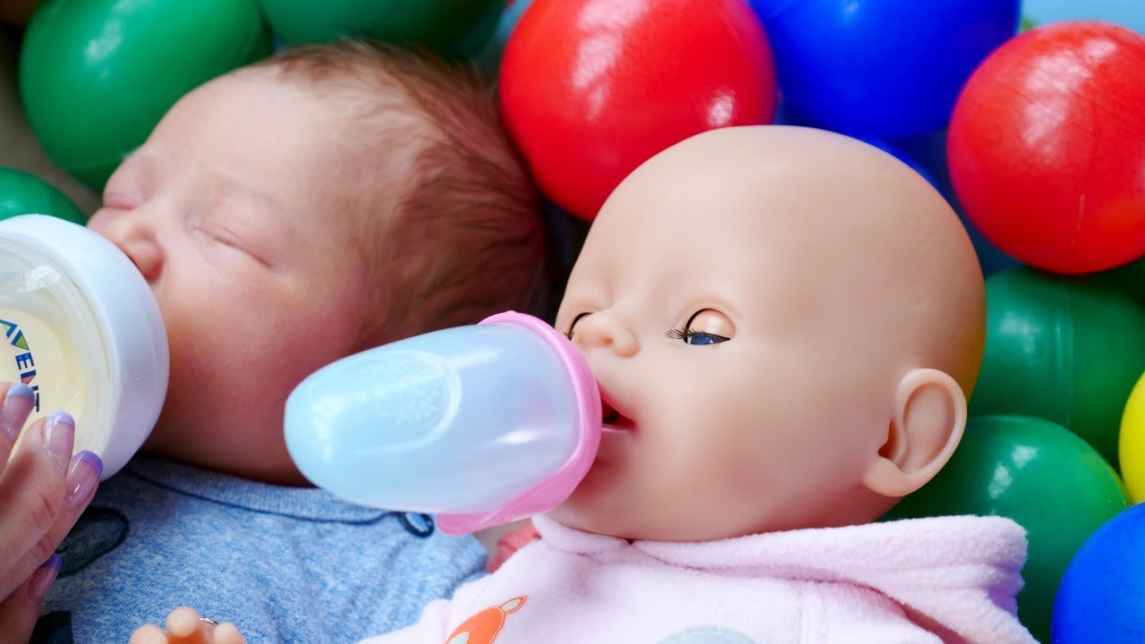 A primeira caminhada do bebê. A Escola da mamãe. Videos de brinquedos ...