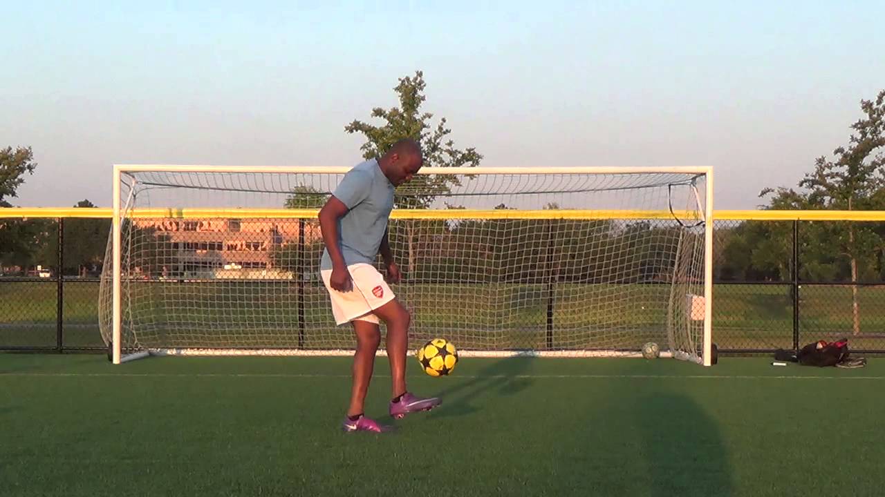 One foot soccer juggling - amazing ball control. - YouTube