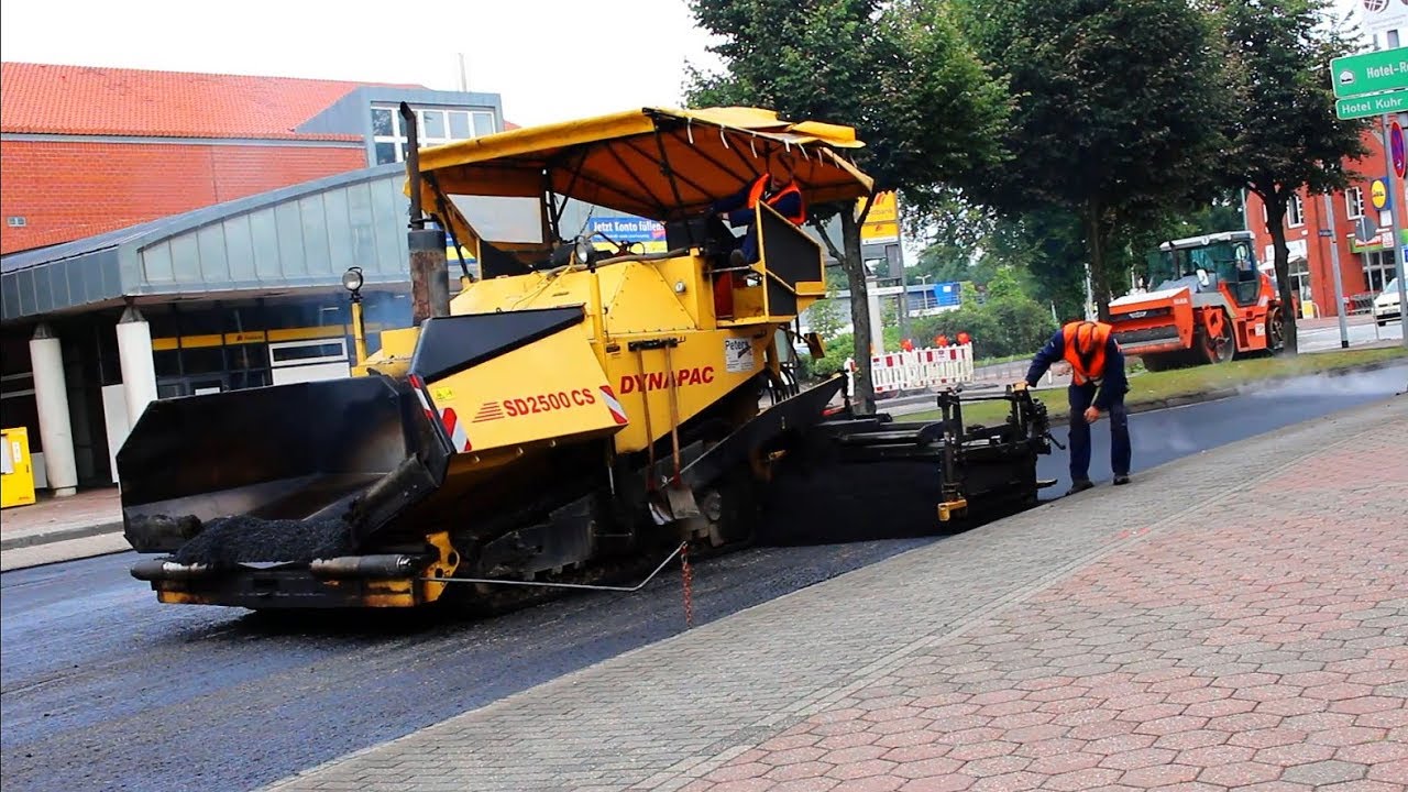 Asphaltfertiger Dynapac SD2500CS in Papenburg / Asphalt paver Dynapac ...