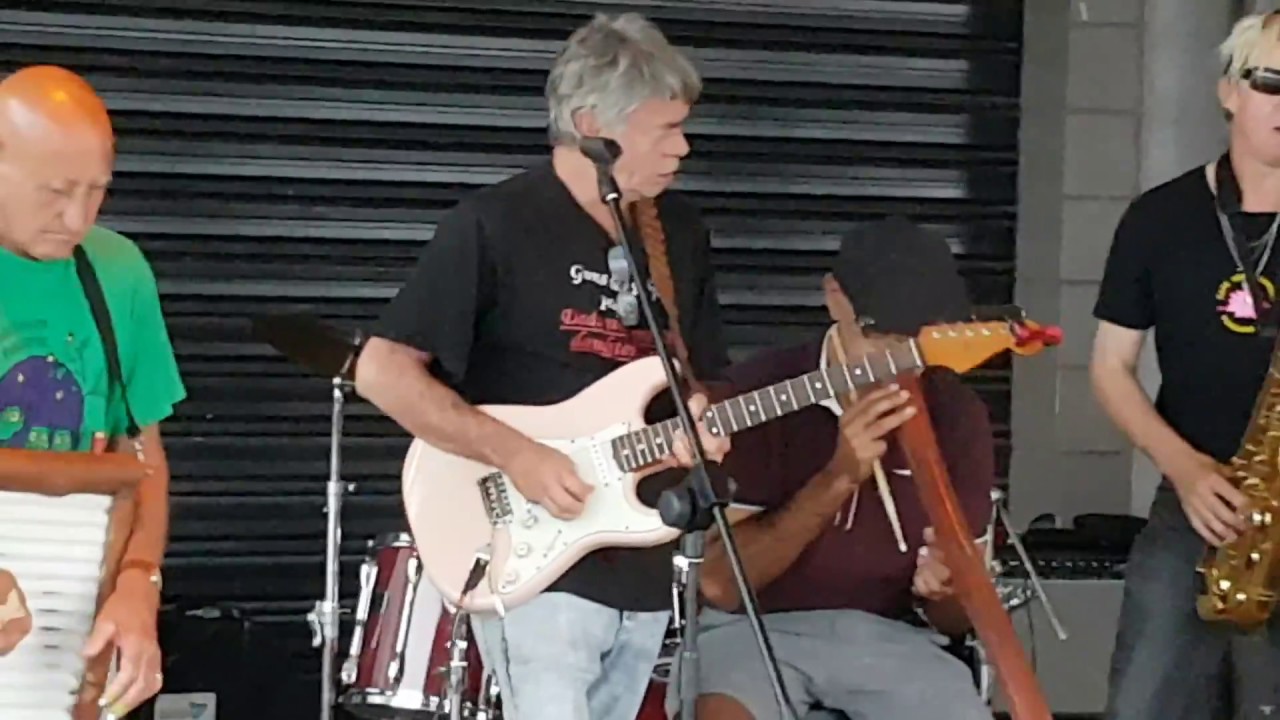 Phil Emmanuel cranking on my Strat and breaking in the new speaker on ...