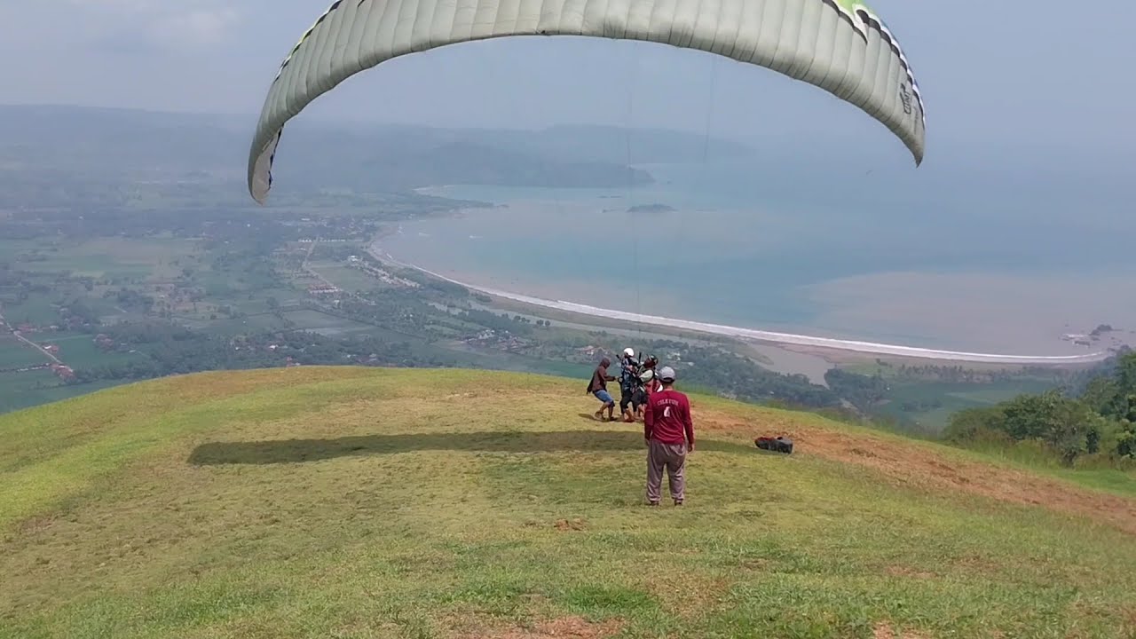 Puncak Aher Sukabumi tempat bermain paralayang tandem dengan view yang ...