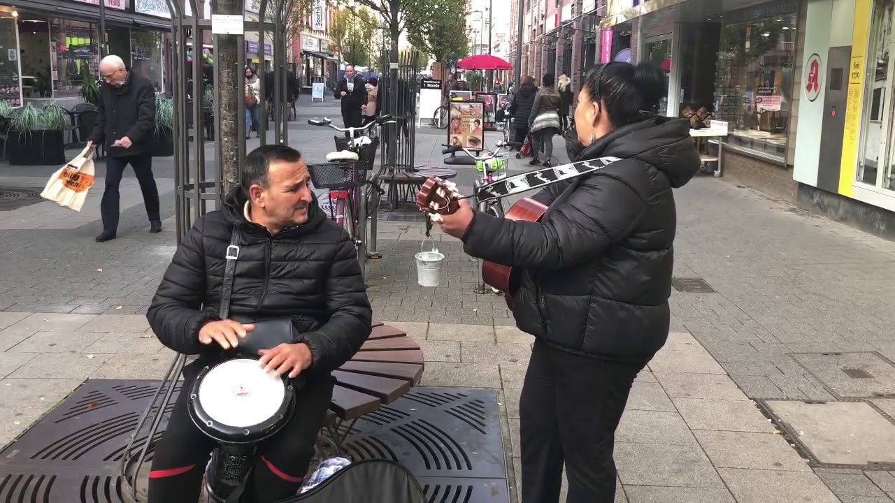Spanish street musicians - YouTube