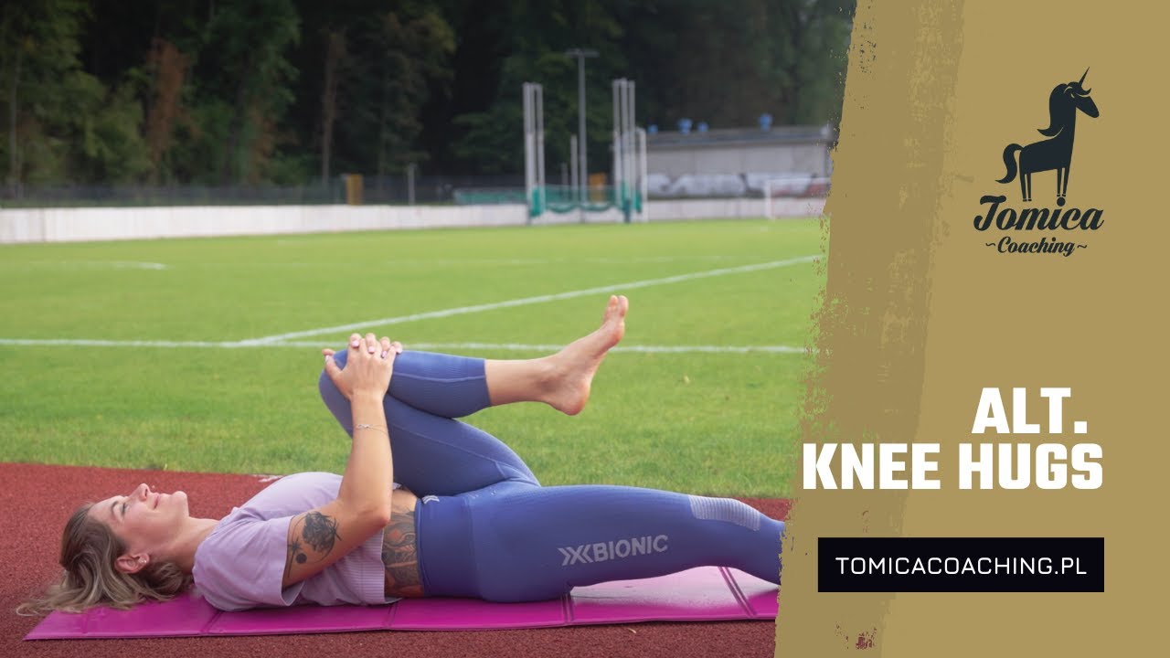 Alternating knee hugs - ćwiczenie rozciągające mięśnie dolnej części ...